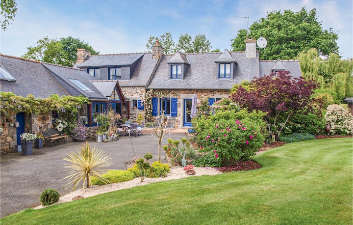 Awesome Home In Trézélan/bégard - Guingamp