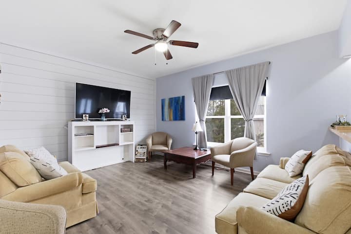 Spacious Louisville Getaway With Private Backyard! - Louisville, KY