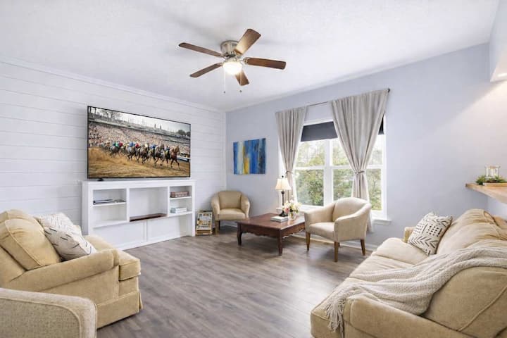 Spacious Louisville Getaway With Private Backyard! - Kentucky