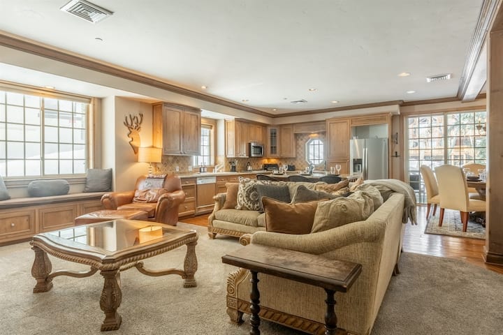 Gorgeous & Steps To Canyon W/ Hot Tub & Garage - Mammoth Lakes, CA