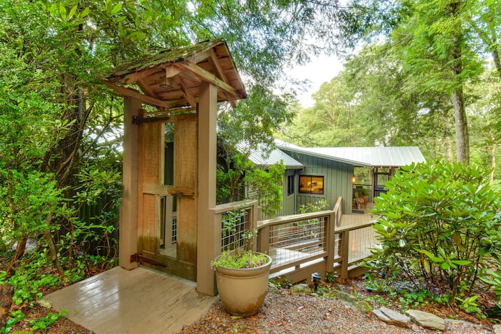 Tranquil Highlands Cottage W/ Fire Pit & Stream! - Highlands, NC