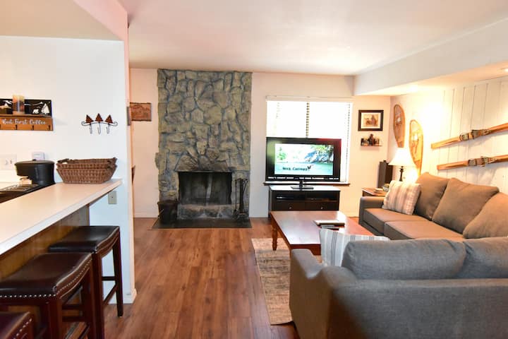 Seasons 4 Condo #171, Steps To The Shuttle Stops - Mammoth Mountain, CA