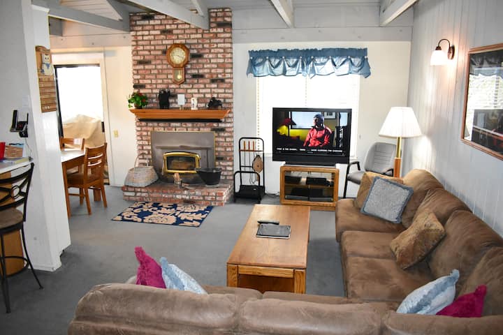 An Upstairs Bright Unit Just Steps Away From The Free Shuttle! #184 - Mammoth Lakes, CA