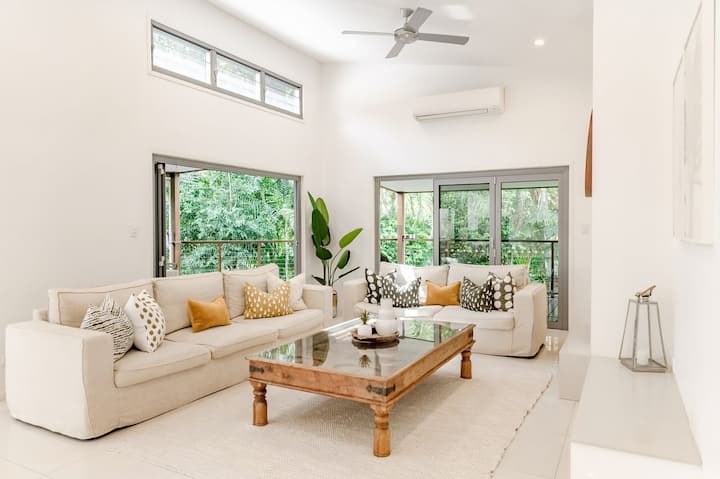 Sleek And Stylish Beach House With Private Pool - Noosa
