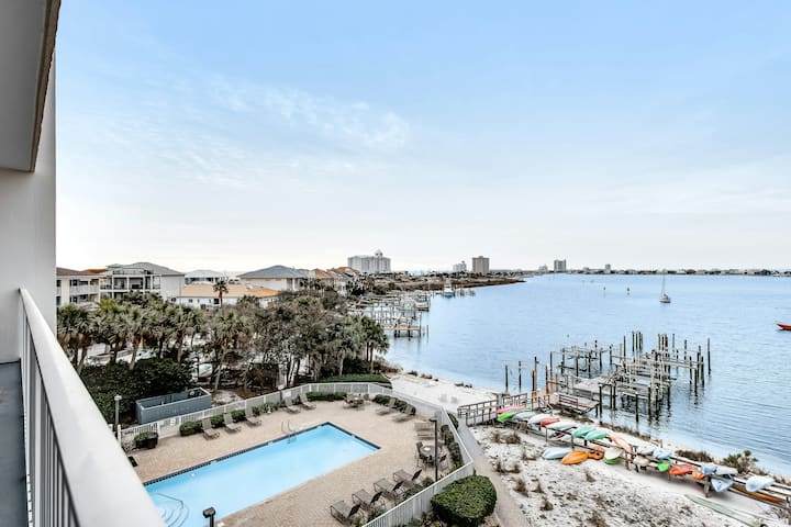 Bayfront 2br | Balcony | Pool | Beach Setup - Gulf Breeze, FL