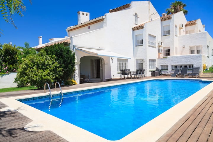 600 M² Villa ∙ 6 Habitaciones ∙ 12 Huéspedes - Cambrils