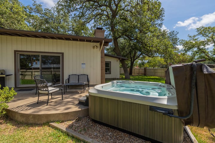 Dtp | Hot Tub Fire Pit | Sleeps 13 - Fredericksburg, TX
