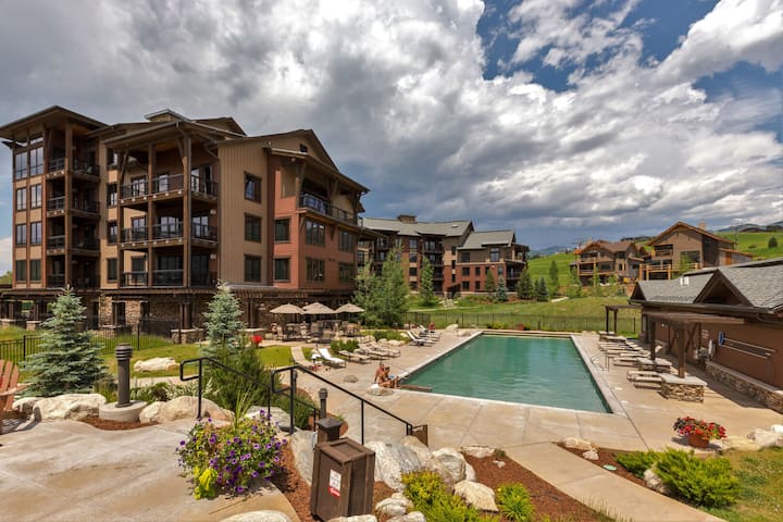 Penthouse 1 Bedroom + Den - A/c, Balcony, Pool - Steamboat Springs, CO