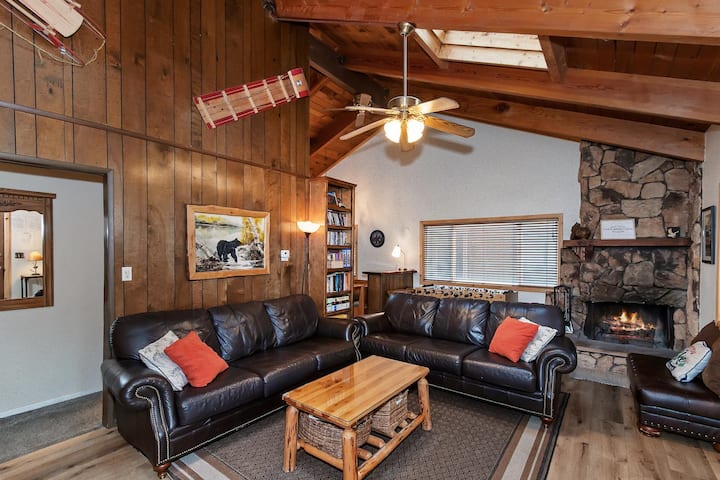 Pet Friendly! Near Snow Summit! Fenced Yard! Spa! - Big Bear Lake, CA