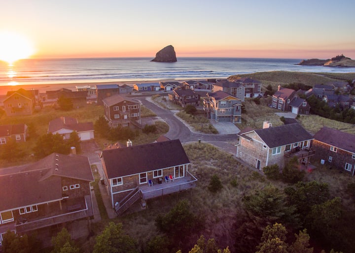 Sea Mist Hot Tub, Block To Beach, Great Deck. 4br - Pacific City, OR