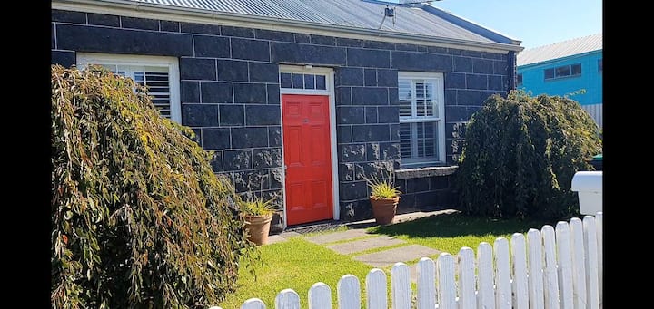 Traditional Historic Cottage In A Central Location. - Port Fairy