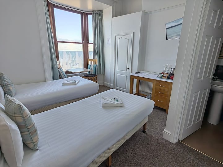 Twin-sea View-ensuite-cardigan Bay Guest House - Aberystwyth