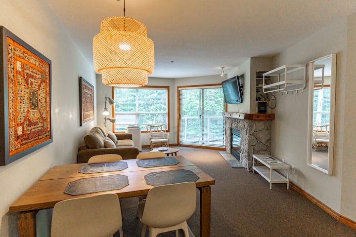 Prime Ski-in Ski-out Location! Pool, Hot Tubs, Bbq, Sleeps 4 (221) - British Columbia