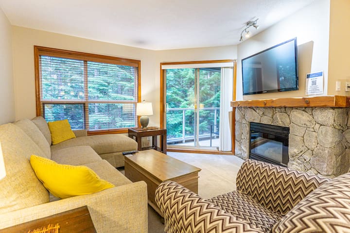 Aspens #229 Prime Ski-in Ski-out! Pool, Hot Tubs! - British Columbia