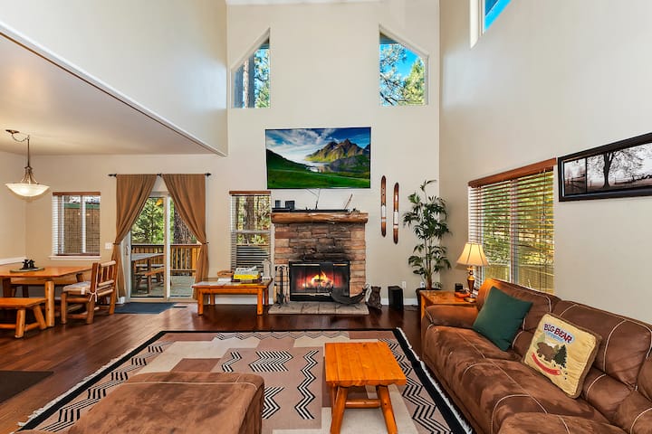 Bear Summit: Luxury Town Home!walk Summit!hot Tub! - California