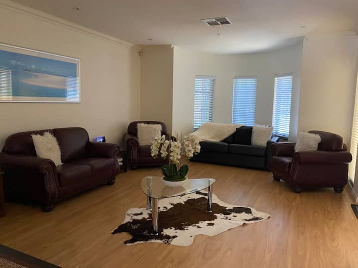 Beautiful & Spacious 3br Townhouse W/ Free Parking - Adelaide