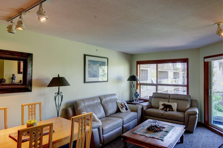 Aspens #464 Prime Ski-in Ski-out! Pool, Hot Tubs! - Whistler