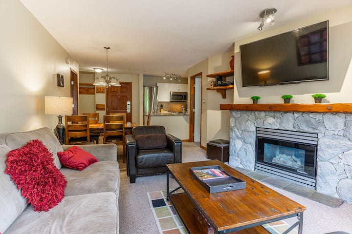 Aspens #444 Prime Ski-in Ski-out! Pool, Hot Tubs! - Whistler