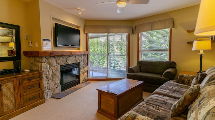 Aspens #438 Prime Ski-in Ski-out Location! Top Floor Unit, Pool, Hot Tubs, Bbq - Whistler