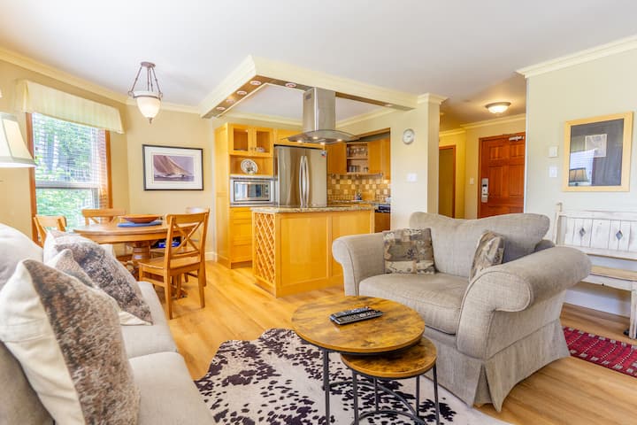 Mountain Holiday Slope-side Luxury In The Aspens On Blackcomb, Aspens 255, Pool, Hot Tubs, Sleeps 6! - Whistler