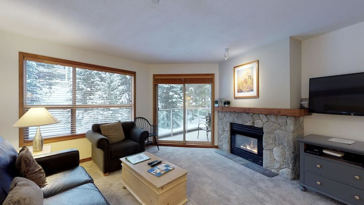 Aspens #349 Prime Ski-in Ski-out! Pool, Hot Tubs! - British Columbia