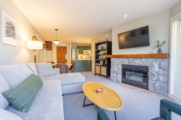 Aspens #358 Prime Ski-in Ski-out Location! Pool, Hot Tubs, Bbq, Sleeps 6 - British Columbia