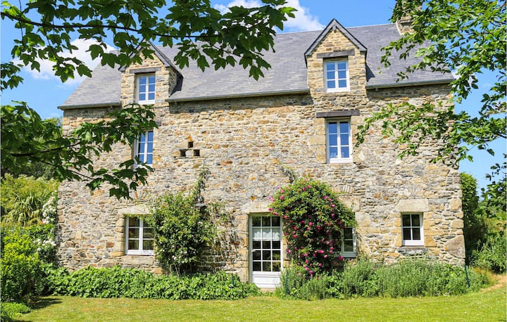 4 Bedroom Cozy Home In Monthuchon - Coutances