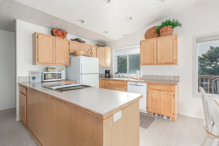 Beach Bungalow - Lovely Home, Block To Beach - Pacific City, OR