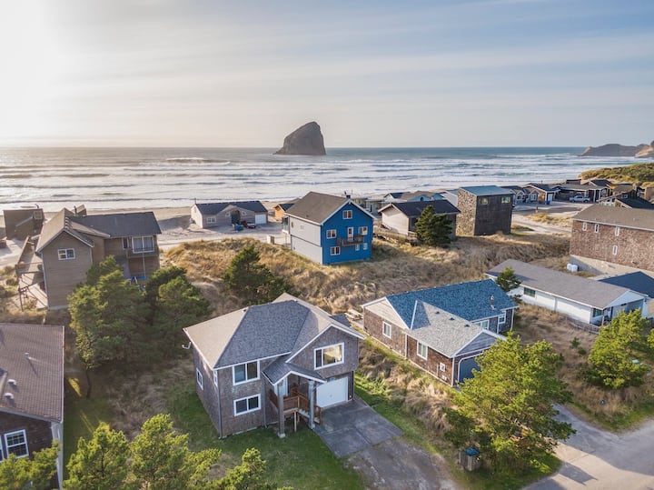 Beach Bungalow - Lovely Home, Block To Beach - Pacific City, OR