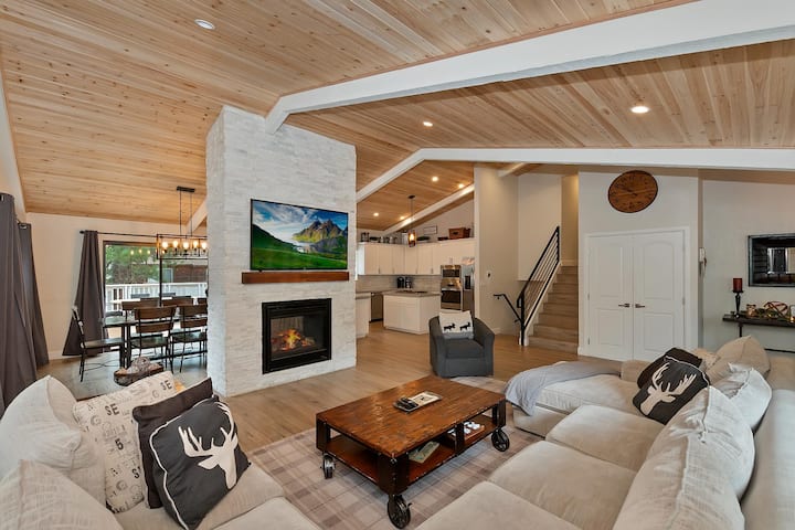 Walk To The Lake & Park! Fenced Yard! Slope Views! - Big Bear, CA