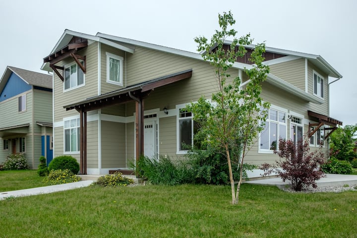 Stained Glass House - Centrally Located Home In Bozeman Close To Shopping - Bozeman, MT