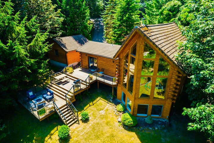 Riverfront Chalet | Mountain View @Vacationloghome - Snoqualmie, WA