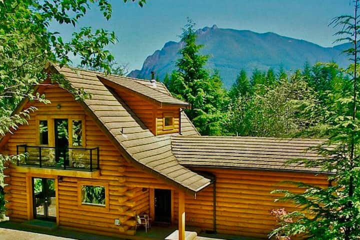 Riverfront Chalet | Mountain View @Vacationloghome - RattleSnake Lake, North Bend