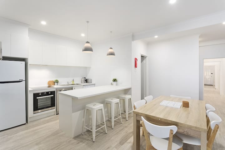 Stylish City Home For Large Group Getaways - Adelaide