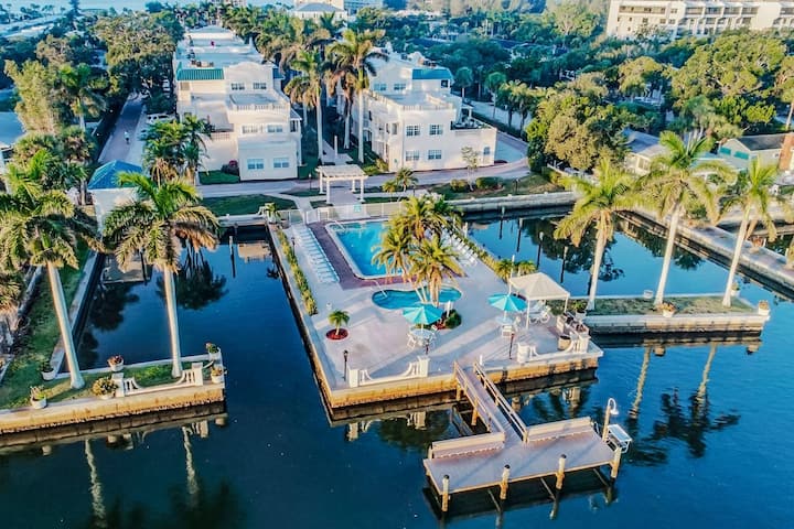 Palm Bay Club Bayside Pools Hot Tub, Private Beach - Siesta Key, FL