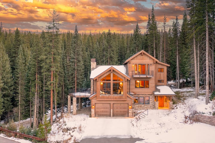 Jane's Ski Chalet | Sleeps 17 | Private Hot Tub - Winter Park, CO