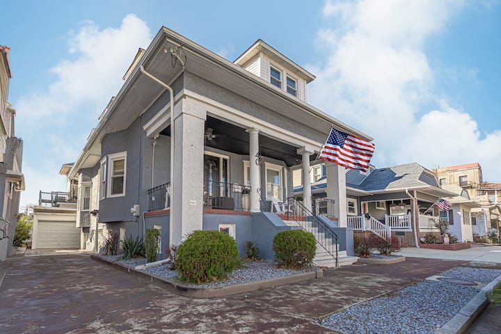 Speakeasy, Hot Tub, 1920s Family Beach Home - Atlantic City, NJ