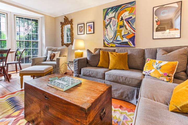 Off Calhoun Square W/ Courtyard By Lucky Savannah - Savannah, GA