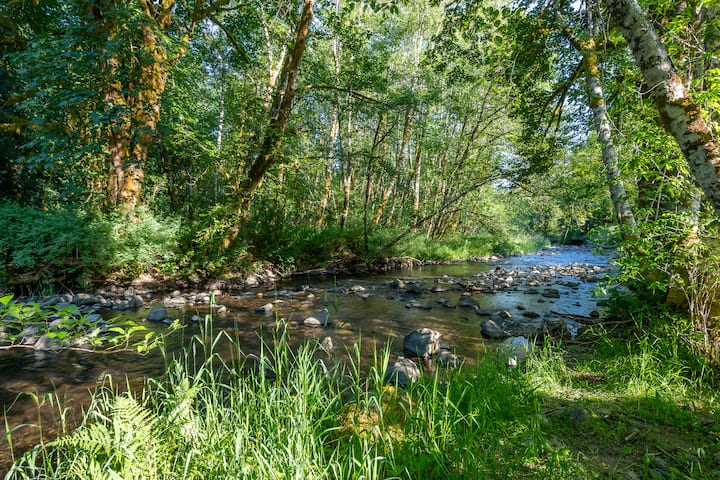 Waterfront Tiny Home W/ Sauna & Creek - Peaceful - Flathead Lake, Cathlamet