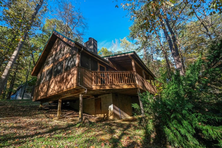 Romantic Fireplace & Hot Tub - A Mountain Surprise - Tennessee