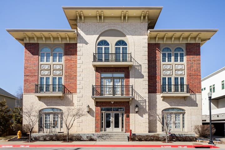 Upscale Condo; 1 Block To Bentonville Square! 13 - Bentonville, AR
