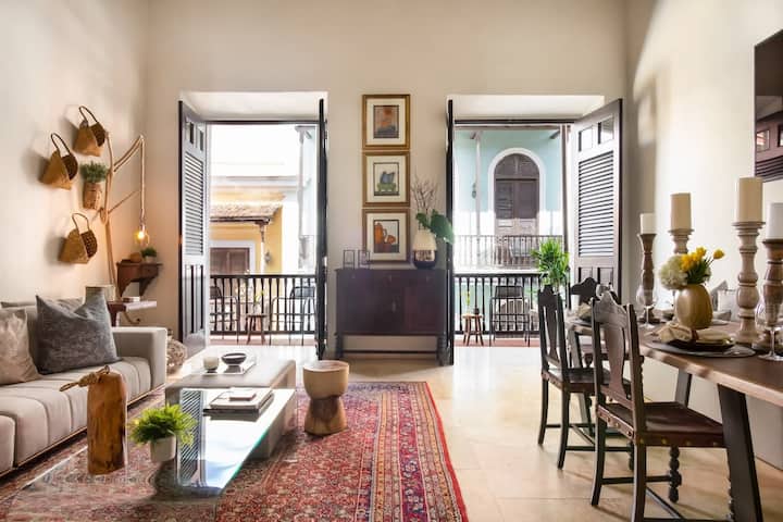 Villa Blanca | Stylish Colonial In Best Location - Levittown