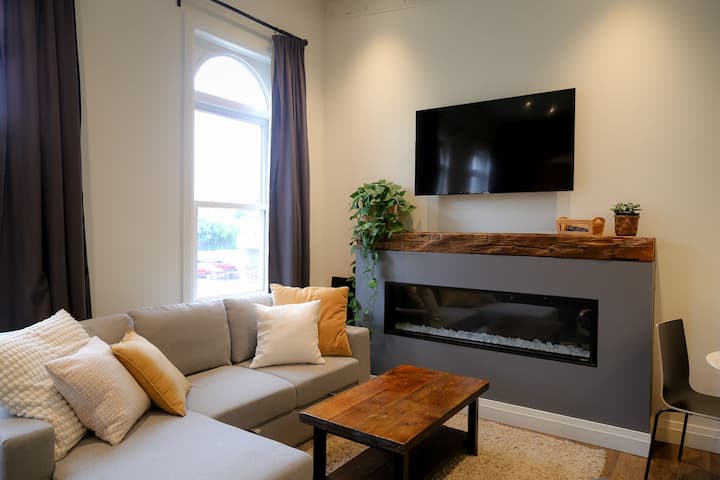 Debonaire Suites - Arbour: Downtown, Modern, Cozy - Stratford