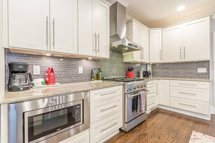 Modern, Walkable Family Home W/ Porch & Parking - Atlanta, GA