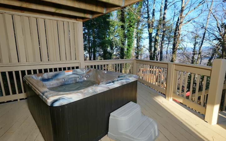 Bearfoot Lodge - Pets Welcome & Hot Tub - Gatlinburg, TN