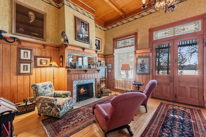 Pristine And Historical Lakefront Home - Elkhart Lake, WI