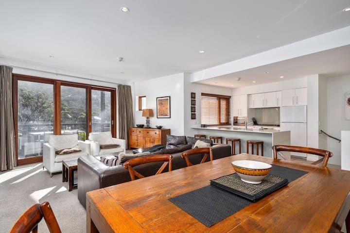 Elevation 7 Modern Mountain Apartment - Snowy Mountains