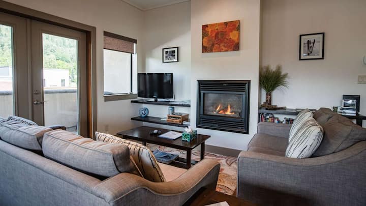 Lux Downtown Condo- 30 Nights Minimum - レブルストーク