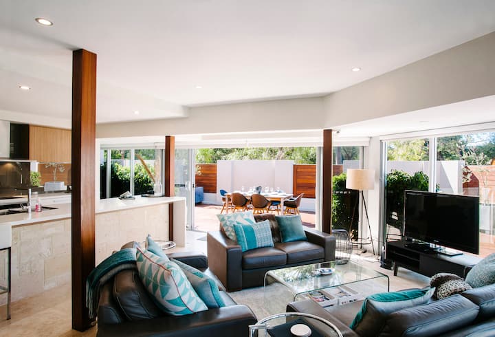 Eagle Bay Beach Retreat Steps From The Sands - Busselton