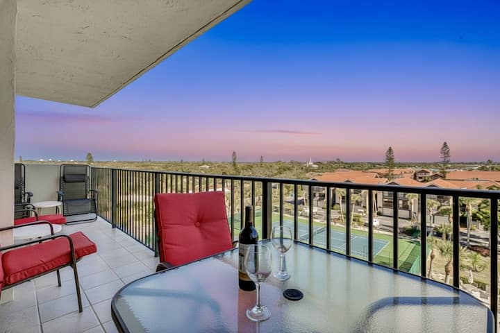 Spacious 5th-floor Condo With Floor-to-ceiling Views | Steps To Siesta Key Beach | Pool & Amenities! - Siesta Key, FL